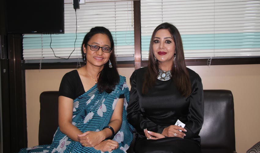 आँखाको कस्मेटिक सर्जरी गर्दै करिश्मा