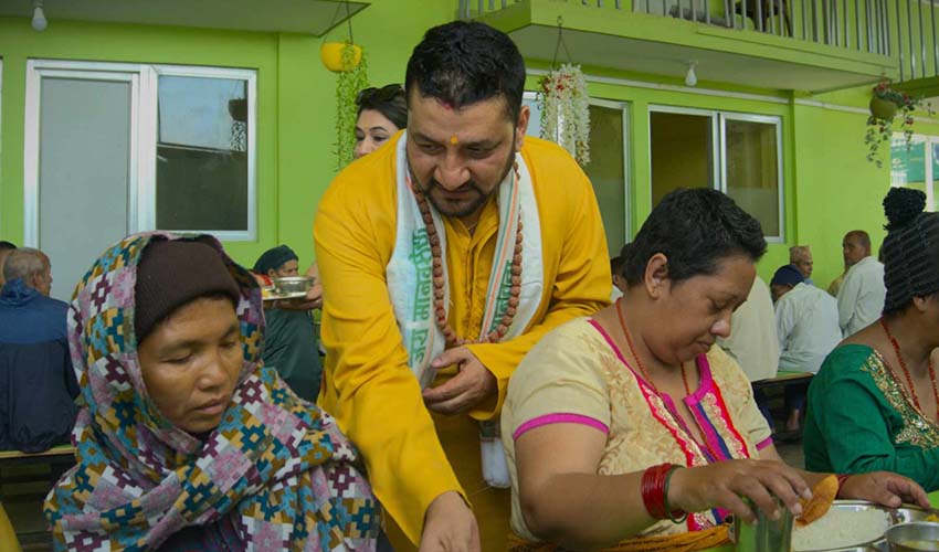 जेष्ठ नागरिकसँग गीतकार पाण्डेले मनाए जन्मदिन